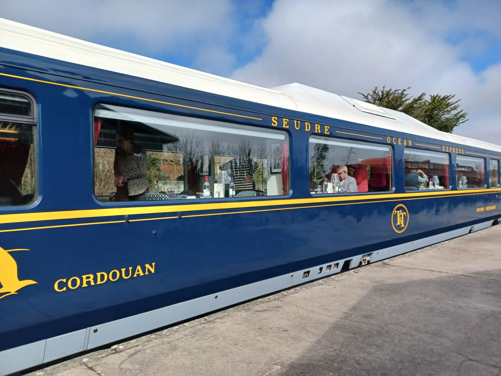 Déjeuner gastronomique à bord du train-restaurant, le Seudre Océan Express - 2024 - CRM - Macif